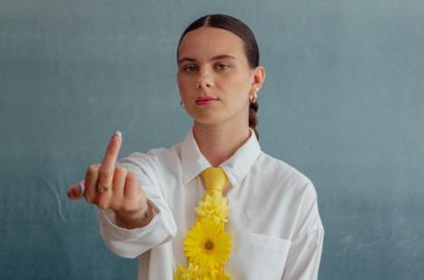 Un doigt d’honneur contre la maladie de Charcot, la campagne choc de l’Arsla | Le Quotidien du ...